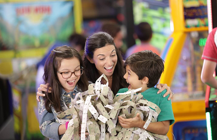 Conoce Play Pass y juega todo lo que puedas | Chuck E. Cheeses